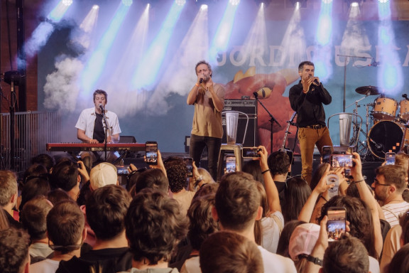 La música torna a omplir l'Antiga Fàbrica Damm per Sant Jordi ...